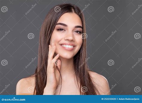 Bella Joven Mujer Con Piel Limpia Y Perfecta Retrato De Modelo De Belleza Con Maquillaje