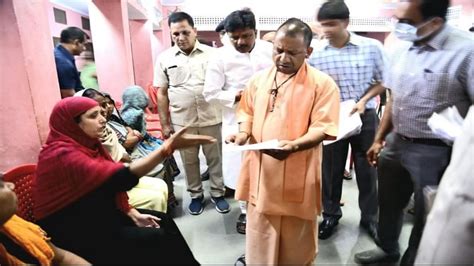 गोरखपुर जनता दरबारदोबारा सीएम बनने के बाद पहली बार योगी आदित्यनाथ ने