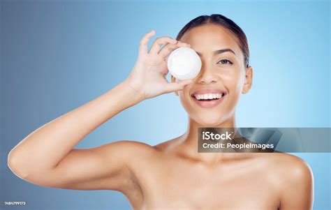 미용 제품 초상화 얼굴 크림은 모형으로 스킨케어 트리트먼트를 들고 있는 모델입니다 자외선 차단제 페이셜 로션 피부과 웰빙은 스튜디오에서 자기 관리로 행복을 느끼는 젊은 여성