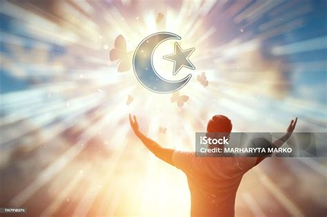 이슬람 기도 별과 일몰의 배경에 달의 상징의 배경에 남자 소망 신앙 종교의 개념 자유의 상징 Dhikr에 대한 스톡 사진 및 기타 이미지 Istock