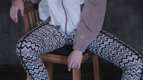 Девушка в колготках сидит на стуле и представлять сток видео Видео насчитывающей женственность