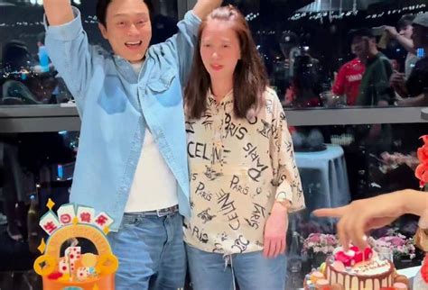 张智霖庆祝51岁生日 与妻子袁咏仪当众热吻显甜蜜 搜狐大视野 搜狐新闻