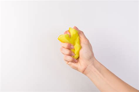 여성 손에 설거지 용 스폰지 여성의 손짓이나 흰색으로 고립된 표지판 손은 설거지 와 청소 를위한 스폰지를 보유하고 가사 집안일에 대한 스톡 사진 및 기타 이미지 Istock