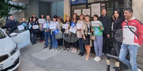 БТА Служителите на Териториалното статистическо бюро в Плевен излязоха на протест с искания