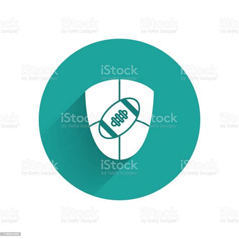 긴 그림자로 고립 된 화이트 아메리칸 풋볼 볼과 방패 아이콘 럭비 볼 아이콘입니다 팀 스포츠 게임 기호입니다 녹색 원 버튼입니다 벡터 일러스트레이션 대학교에 대한 스톡 벡터