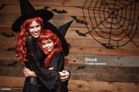 할로윈 개념아름 다운 백인 어머니와 행복 마녀 의상에서 긴 붉은 머리를 가진 그녀의 딸 웃 고 서로 포옹 가족에 대한 스톡 사진 및 기타 이미지 Istock