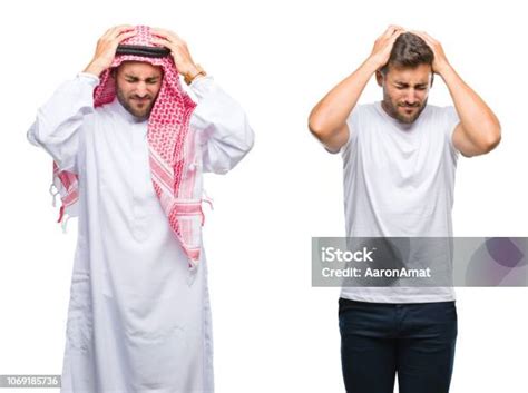 잘생긴 젊은 남자와 격리 된 배경 때문에 두통 절망과 스트레스에서 고통 위에 아랍 남자의 콜라주 통증과 편두통 머리에 손입니다 걱정하는에 대한 스톡 사진 및 기타 이미지