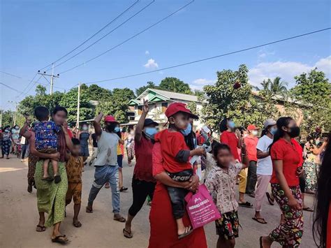 လောင်းလုံးတွင် အမျိုးသမီးများ ဦးဆောင်ကာ ဖက်ဆစ် စစ်တပ် တော်လှန်ရေး ချီတက် ဆန္ဒပြ Khit Thit Media