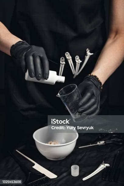 이발사 장비작동 프로세스 미용사 머리에 페인트를 준비 여자는 검은 장갑에 손을 집이나 미용실에서 모발을 착색하고 표백하는 액세서리 개념에 대한 스톡 사진 및 기타 이미지