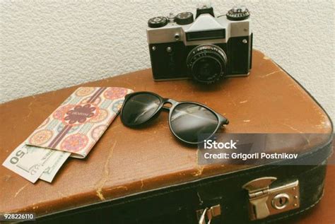 빈티지 가죽 여행 이곳 또는 여권 돈 카메라와 선글라스 오래 된 가방 클로즈업 가방에 대한 스톡 사진 및 기타 이미지 가방 가죽 갈색 Istock
