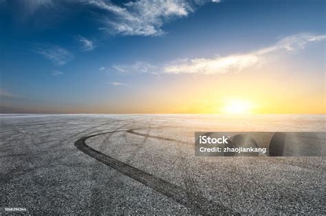 자동차 경주 트랙 아스팔트 광장 및 아름 다운 하늘 구름 풍경 선셋에서 0명에 대한 스톡 사진 및 기타 이미지 0명 거리 검은색 Istock