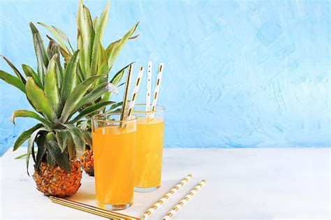 과일 주스와 재료 밝은 테이블에 여름 파인애플 음료와 미니 파인애플 해독 다이어트와 체중 감량 개념 건강 하고 천연 식품 비타민 C 소스 선택적 초점 0명에 대한 스톡 사진