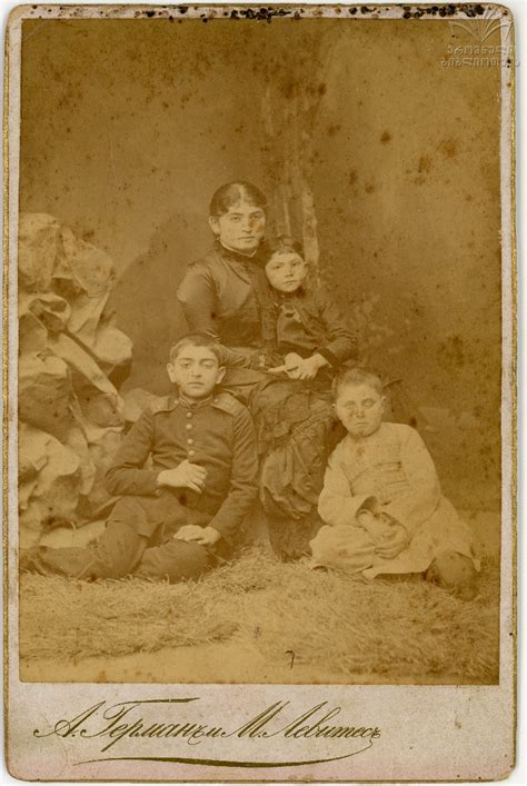 Iverieli ახალგაზრდა ქალი ბავშვებთან ერთად