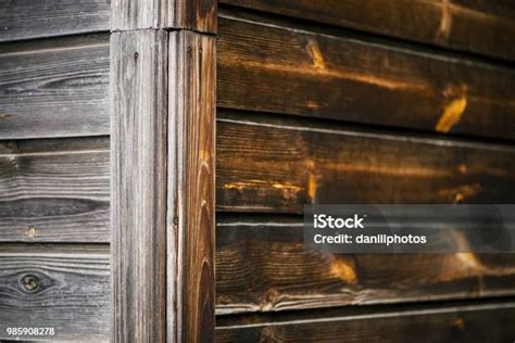 수평 Planked 나무에서 시골 집의 벽의 각도 복사 공간 빈티지 천연 나무 질감의 정보 조각입니다 숲의 자연 구조입니다 고르지 못한 나무 벽의 가장자리에서 배경입니다 0