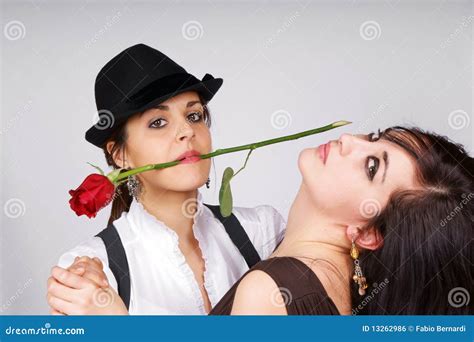 Un Ritratto Di Due Giovani Donne Di Dancing Fotografia Stock Immagine