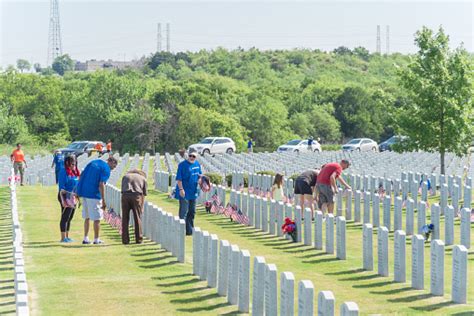 자원 봉사자 및 가족 구성원 타락 한 영웅 주춧돌 플래그를 장소 군사에 대한 스톡 사진 및 기타 이미지 군사 기 기념관 Istock