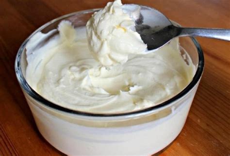 რძეზე მომზადებული ძალიან ნაზი კრემის რეცეპტი რომელიც ნებისმიერ დესერტს კიდევ უფრო გემრიელს გახდის