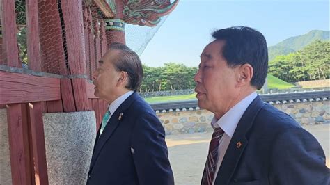 김해 김씨의 선조 김 수로 왕릉을 둘러보고 왔어요 공기도 좋았고 참으로 포근히도 우리 일행을 맞아 주시든듯 하여서 너무도 좋았어요 평화 롭고 근엄하지 않나요 Youtube