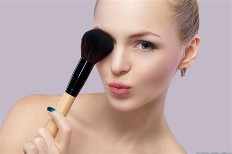 아름 다운 금발 여자 회색 배경에 메이크업 브러쉬를 들고 여자에 대한 스톡 사진 및 기타 이미지 여자 메이크업 화장품 붓