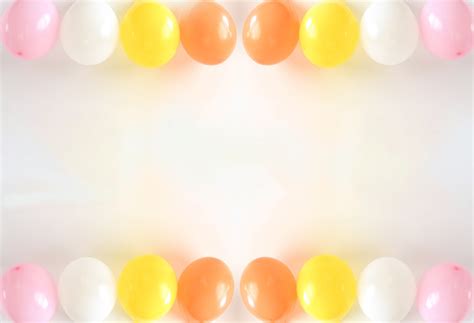 텍스트 공간이있는 블러 바그라운드 파스텔 핑크 흰색 노란색 및 주황색 풍선 파티 또는 축제 템플릿 배경 아이디어 개념을 축하합니다 3차원 형태에 대한 스톡 사진 및 기타