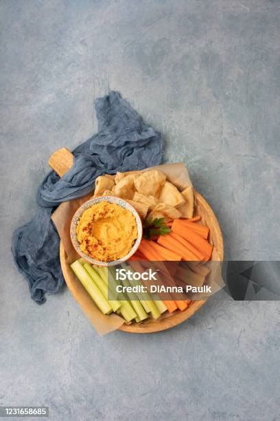 당근 셀러리 피타 빵이 있는 나무 트레이에 버터넛 스쿼시 후무스 그릇의 탑 뷰를 파란색 질감의 배경에 대고 0명에 대한 스톡 사진 및 기타 이미지 Istock