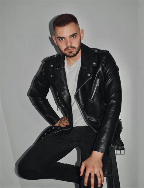 거리 스타일 검은색 가죽 자켓 겉옷 공공 장소 그림자 기하학적 남자 낮 다른 곳을 바라보는 도시 도시 설정 도시의 멀리 보아라 모델 미니멀리스트