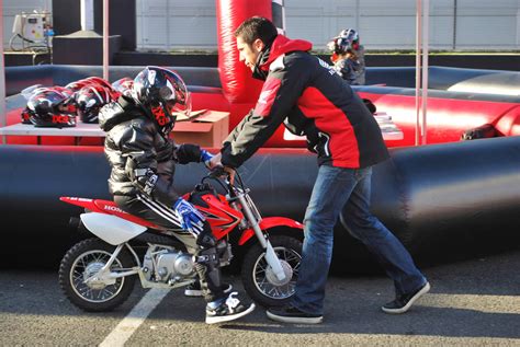 La Moto Une Passion Partager Avec Son Enfant Auto Moto Kado