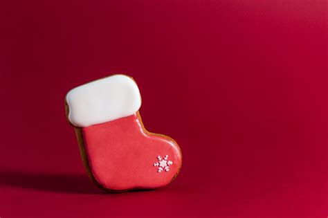 빨간 배경에 산타의 양말의 진저 브레드 쿠키 전통적인 크리스마스 음식입니다 크리스마스와 새해 휴일 개념입니다 카피 스페이스 0명에 대한 스톡 사진 및 기타 이미지 Istock