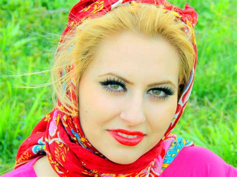 무료 이미지 사람 소녀 여자 머리 사진술 꽃 초상화 모델 빨간 색깔 어린이 의류 레이디 담홍색 금발의 표정 스카프 헤어 스타일 미소