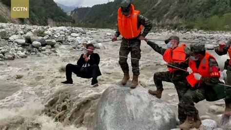 တရုတ်ငလျင်ကယ်ဆယ်ရေး ဇစ်ပ်လိုင်းနဲ့သယ်ထုတ်