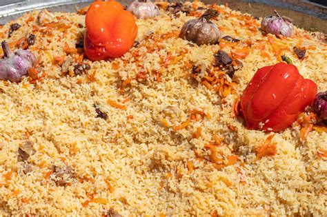 전통 중동 요리 마늘과 피망을 곁들인 향기로운 맛있는 필라프 거리에서 갓 준비한 음식 0명에 대한 스톡 사진 및 기타 이미지 0명 고기 단고추 Istock