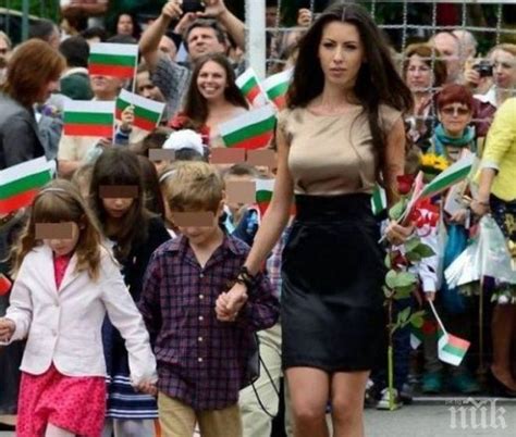 Хубавата учителка чиято снимка стана хит в интернет подложена на нечуван тормоз Звънят й