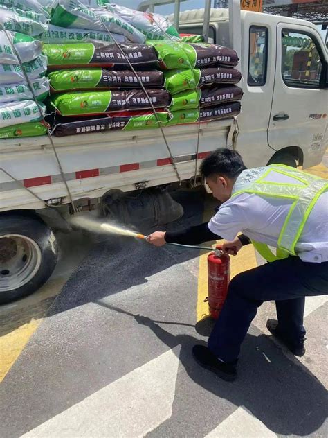 洛界高速公路：收费站内货车起火 收费员秒变“消防员”车辆险情车道