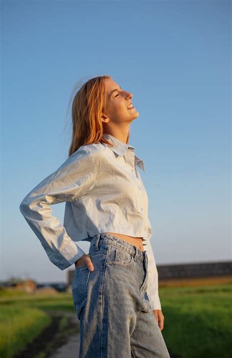 Niña Que Disfruta Del Sol De La Noche Foto De Archivo Imagen De Camisa Cubo 259104110