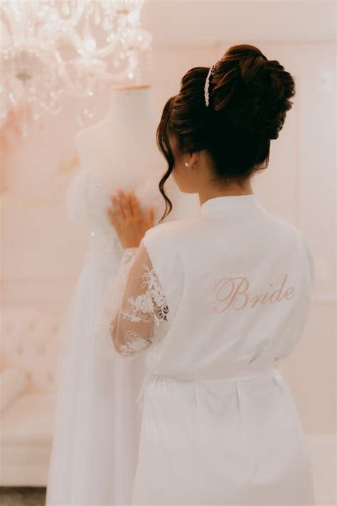 우아한 흰색 가운을 입고 준비하는 신부 · 무료 스톡 사진