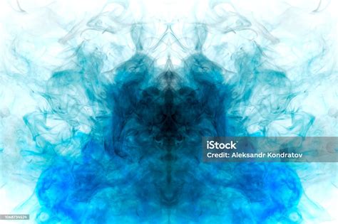 귀신의 머리의 모양 또는 흰색 절연된 지상에 신비로운 외모의 남자에 파란색 물결 모양 연기의 배경 Vape에서 증기의 추상 패턴입니다 검은색에 대한 스톡 사진 및 기타