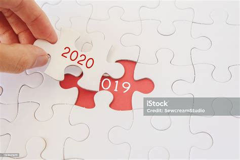 퍼즐 조각 사업 전략 계획 및 2019년과 2020 년 개념 사이의 변경 손 2019년에 대한 스톡 사진 및 기타 이미지 2019년 2020년 개념 Istock