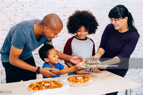아프리카계 미국인 부모와 어린 소년과 소녀 데 피자 함께 행복 하 게 가정에서의 행복 한 가족 가족 및 가족 개념 4 명에 대한 스톡 사진 및 기타 이미지 Istock