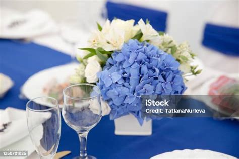 유리 꽃병에 흰색과 파란색 꽃의 꽃다발 테이블에 파란색 수국 식탁 장식 0명에 대한 스톡 사진 및 기타 이미지 0명 개체 그룹 건강한 식생활 Istock