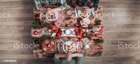 친구의 평평한 누워 함께 먹고 마시는 손 나무로 된 소박한 식탁에서 함께 모여 파티 모임 축 하 하는 사람들의 평면도 개체 그룹에 대한 스톡 사진 및 기타 이미지 Istock