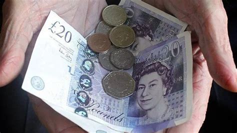 Их Британи Бараа бүтээгдэхүүний үнэ өсөхийн хэрээр бэлэн мөнгөний хэрэглээ нэмэгдэх болжээ