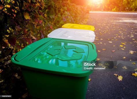 분류 된 폐기물에 대해 서로 다른 색상의 3 개의 쓰레기 통 공원 구역의 야외 폐기물 제로 개념 0에 대한 스톡 사진 및 기타