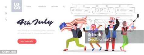 7월 4일 미국 독립기념일 축하 컨셉을 기념하는 미국 국기를 들고 있는 사람들 7월에 대한 스톡 벡터 아트 및 기타 이미지 7월 7월 4일 가공의 인물 Istock