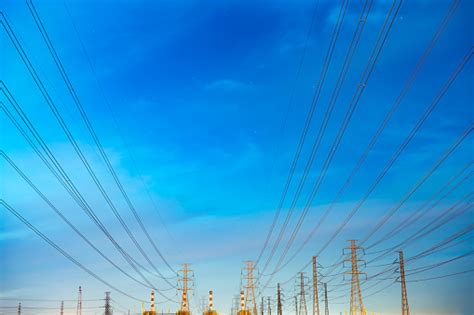 고전압 전기 극 및 전송 라인 저녁에 밤에 전기 Pylons입니다 전원 및 에너지입니다 에너지 절약입니다 높은 전압 분포 역에서 와이어 케이블 그리드 타워 0명에 대한 스톡