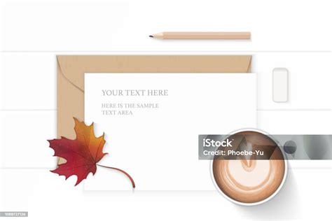 평면 위치 평면도 우아한 흰색 구성 편지 크 라프 트 종이 봉투 연필 지우개가을 단풍 잎 커피 나무 배경 0명에 대한 스톡 벡터