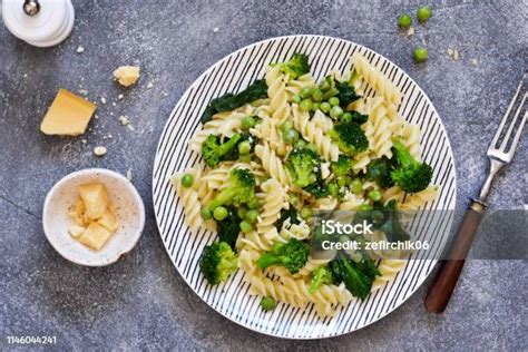 Pasta Italia Dengan Bayam Brokoli Dan Kacang Polong Hijau Pada Latar Belakang Beton Waktunya