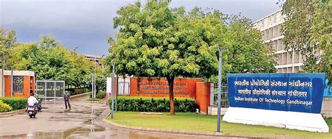 Iit Gn Passouts Donate Rs 72l To Instt In Fy24