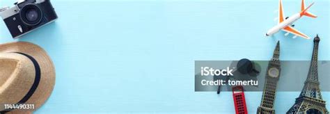 파란색 배경 위에 액세서리와 세계 기호 여행 개념의 상단 보기 배너 사진 개념에 대한 스톡 사진 및 기타 이미지 개념 개인 장식품 개체 그룹 Istock