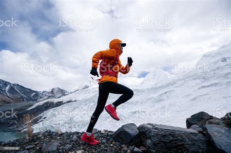 겨울 눈 산 꼭대기까지 실행 여자 트레일 러너 크로스 컨트리 Track And Field Event에 대한 스톡 사진 및 기타 이미지 Track And Field