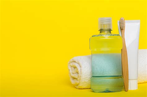 구강 세척제 및 기타 구강 위생 용품을 복사 공간이있는 컬러 테이블 상단보기 플랫 레이 치과 위생 구강 관리 제품 및 밝은 배경에 텍스트를위한 공간 개념 가글에 대한 스톡